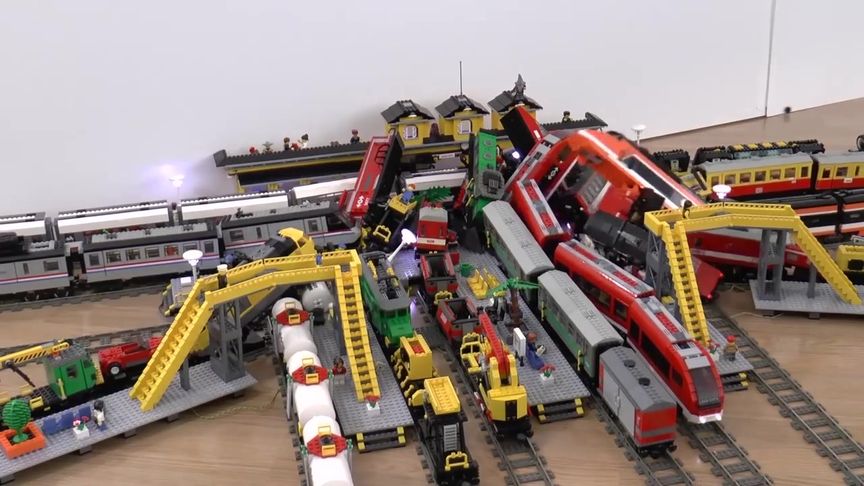 乐高列车交通大堵塞,13辆乐高列车相撞,列车碰撞测试!