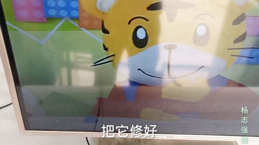 液晶电视开机一闪一闪,是主板的问题?还是背光的问题