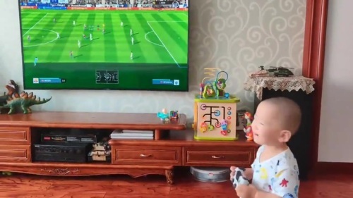 19个半月宝宝玩ps4,结果连进两球!