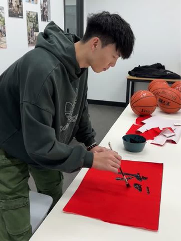 回家前的喜悦 回家后的快乐 离家前的不舍 离家后的思念 这充电器一拔...