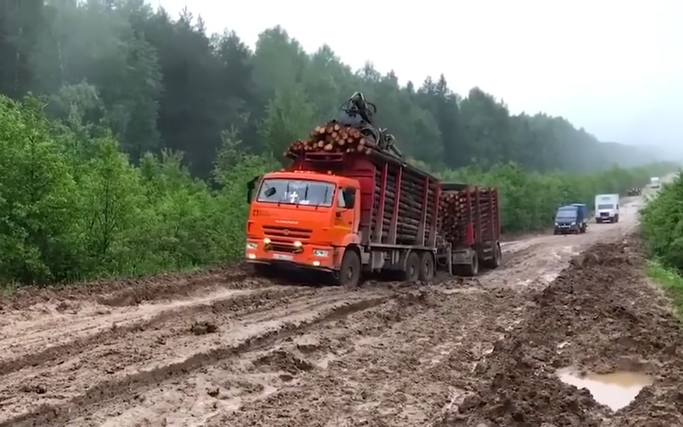 战斗民族配上卡玛兹 就没有拉不动的木头,过不去的泥坑。 泥泞奔驰 ...