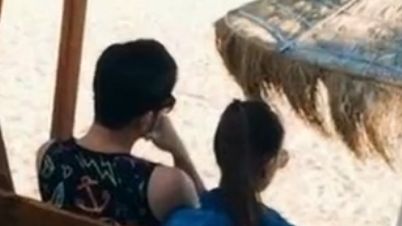 周杰伦依偎昆凌身边看海,神还原16年前《简单爱》歌词