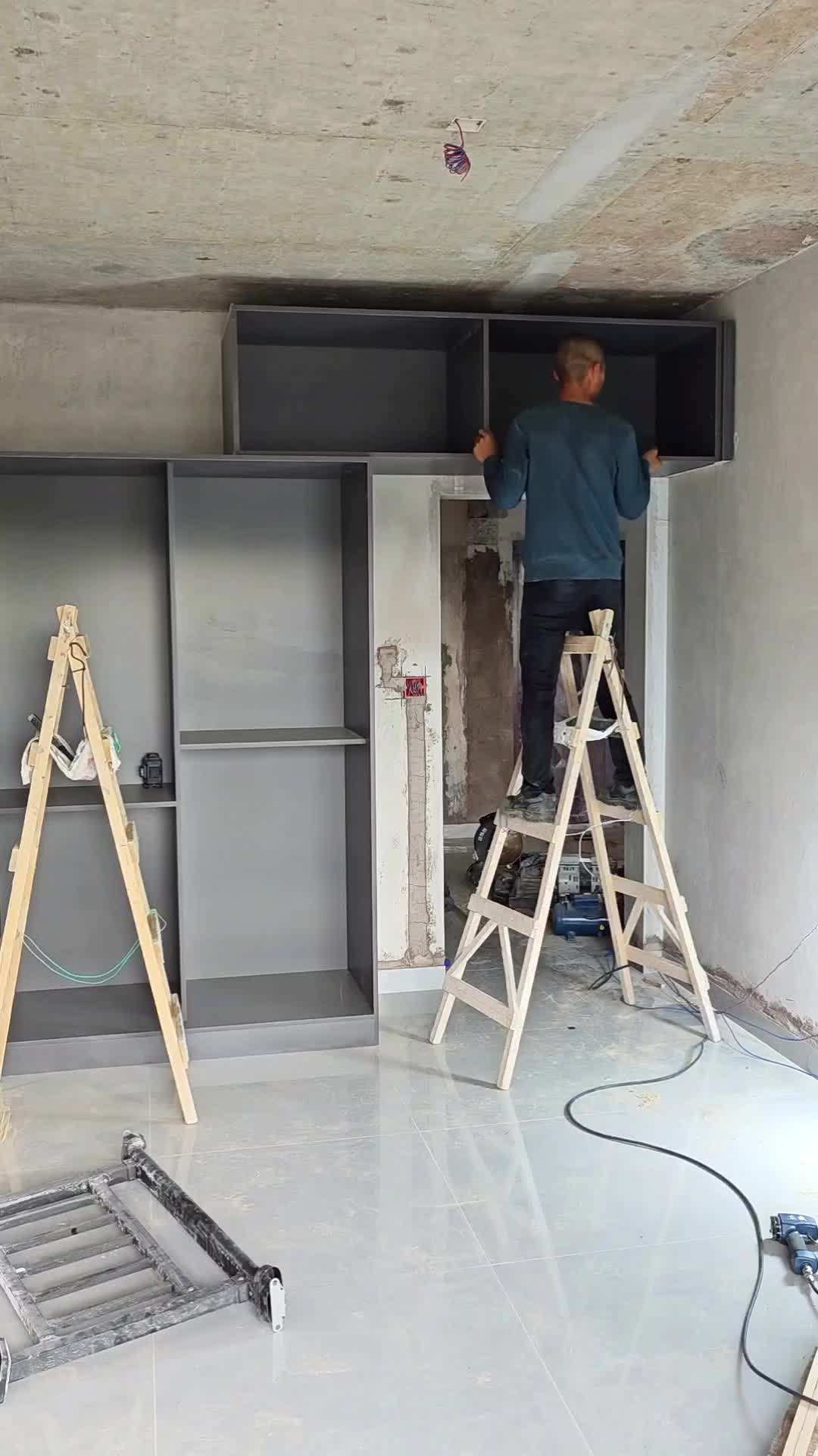 推拉门衣柜吊柜过门安装方法,木工现场制作移门衣柜,装修木工,带转角...