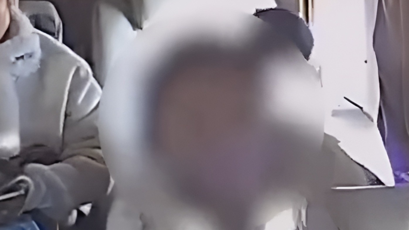 高速路上女子与客车司机激烈争吵,司机猛打方向盘车辆失控撞护栏!...