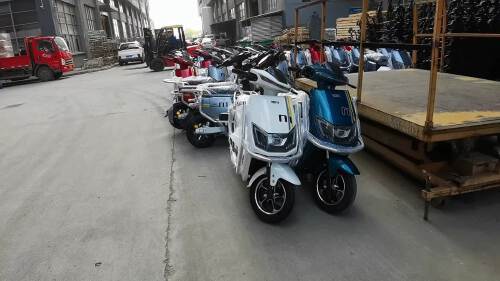 新国标电动车满电续航200公里不要驾驶证年人也可以使用