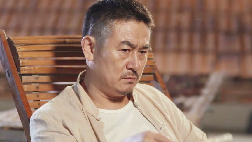 村会计左右逢源,刚讨好完村书记,回头就到村霸处汇报工作