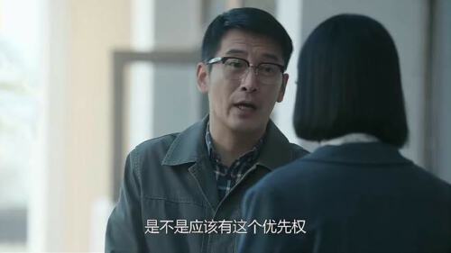 校长双标引众怒:山花烂漫时只顾自家学生,张桂梅精神遭嘲讽!