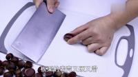 板栗开口不要直接用刀切,只需一个瓶盖,简单又快速,还不伤手