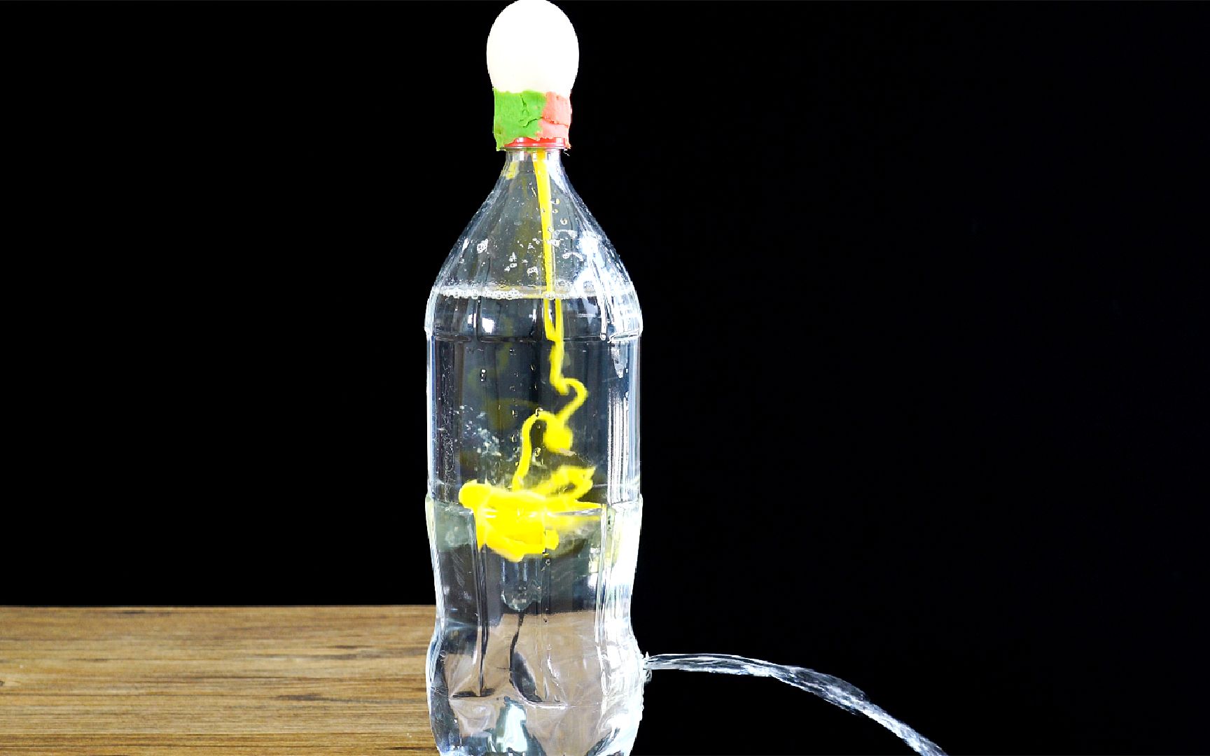 魔力科学小实验,水瓶上开个孔,瓶口的鸡蛋为何被抽成了金丝?