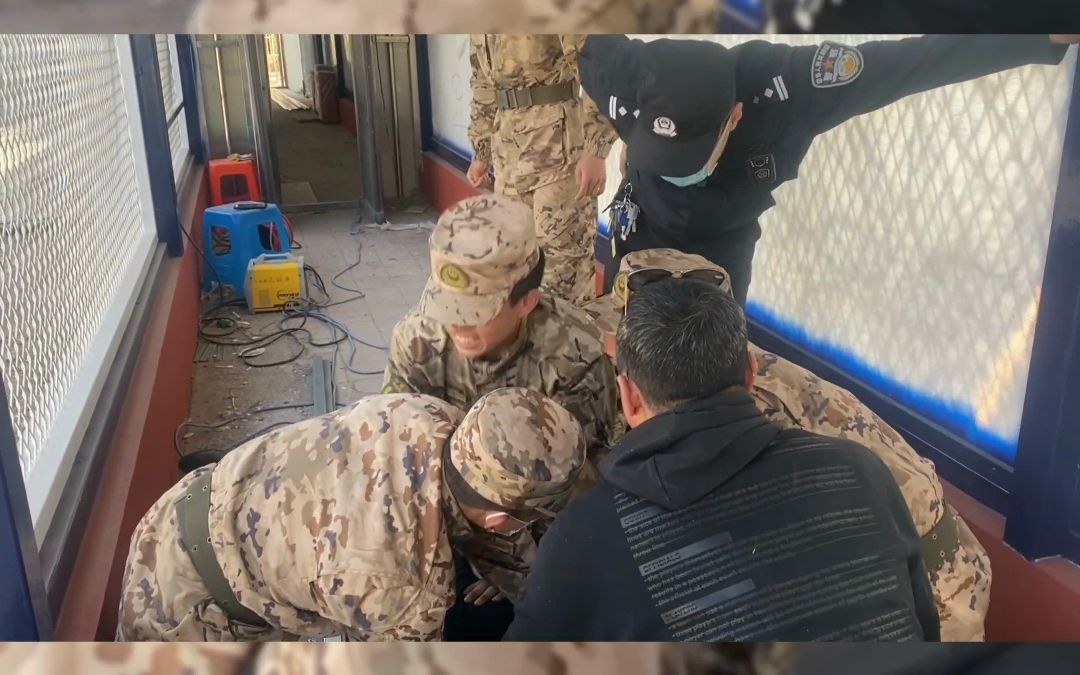生死救援!武警官兵抓住黄金4分钟抢救昏迷群众