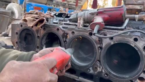 砂轮机磨钢桶发动机这样维修还真的是第一次见太牛了!这样的发动机...