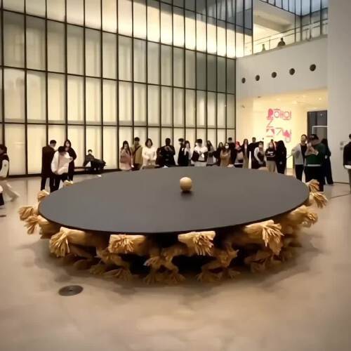 艺术展出装置艺术作品《圆桌会议》,其中的含义是什么呢?