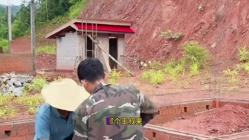 七伯带着二哥正在安装圈梁箍筋并且绑扎好