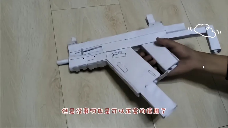 五年级小学生热衷做纸模枪,这把枪看起来还挺拉风,有弹夹和拉栓