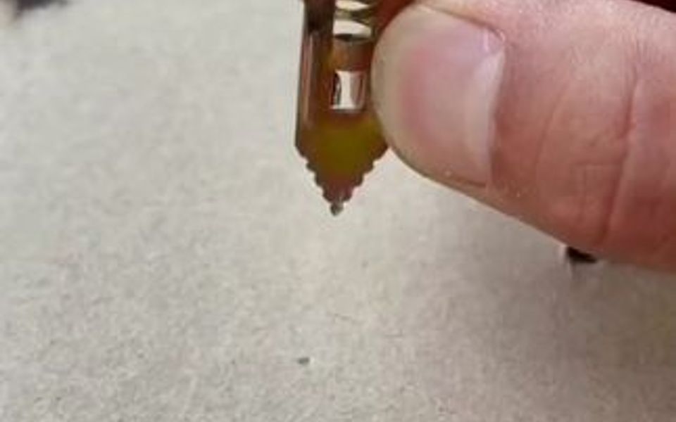 石膏板泡沫墙上固定东西就用这种打入式膨胀螺丝,很方便,不用钻孔,...