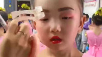 小朋友画舞台妆,老师的操作十秒一个