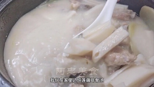炖排骨莲藕汤,最忌直接下锅!诀窍告诉你,汤浓肉香莲藕软糯不黑
