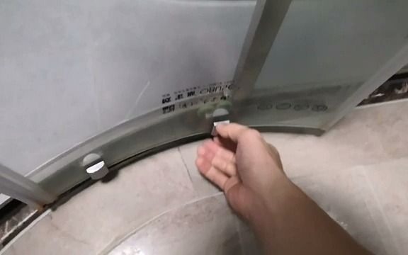 弧形淋浴房下方这个轮子,一开关门就脱轨,你是一个有想法的轮子