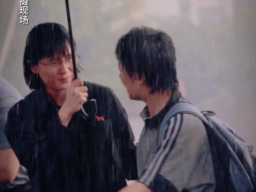 【电视剧山花烂漫时】花絮 华坪女高开学张校长雨中迎接学生们开学...