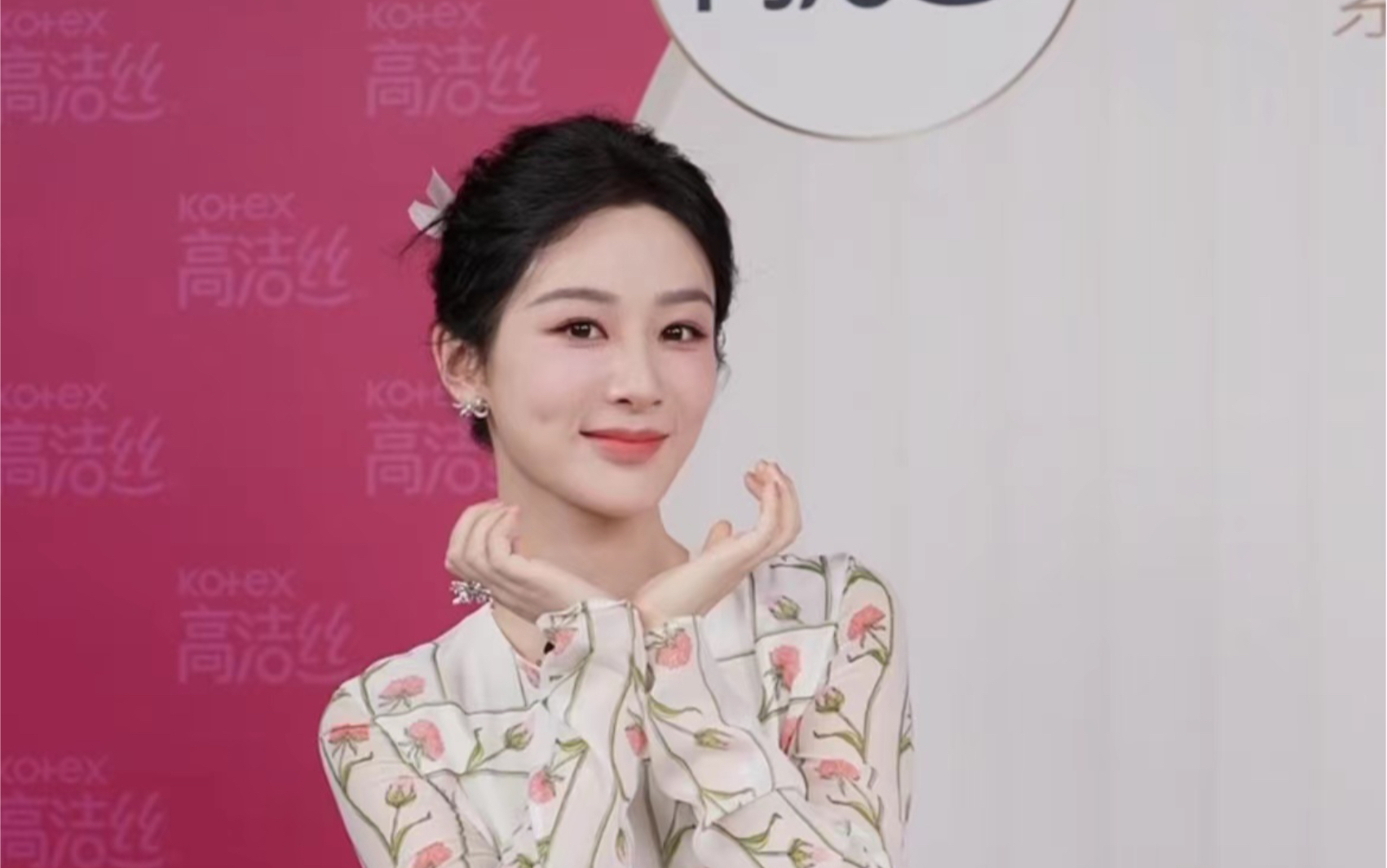 杨紫高洁丝直播 (完整版)最近在家拼家有儿女的乐高,拼完会发照片我很...