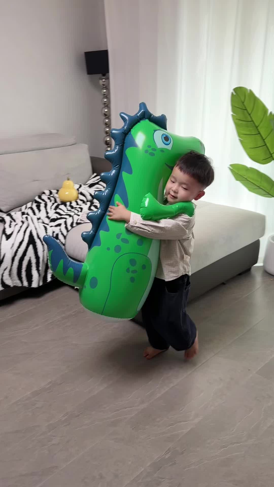 我真的笑喷了!这个#充气不倒翁 怎么打都打不倒,既锻炼了孩子四肢...