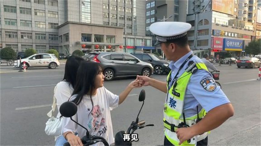 俩小姑娘骑车逆行,与交警爆笑对话还拉起了勾,有啥感想不敢想