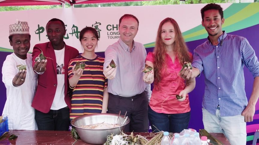为迎接端午节,福州大学举办庆祝活动,师生共同感受中国传统文化