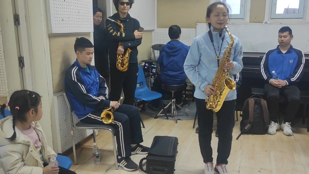 盲童管乐团的五位同学前往北京联合大学高考,中国残疾人艺术团的...