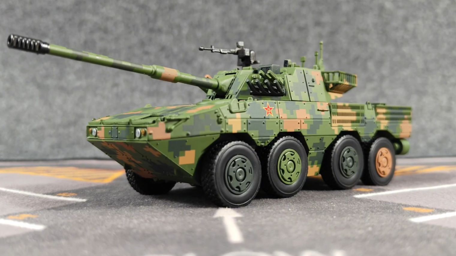 拓意Xcartoys 1/64 合金模型 11式轮式装甲突击车 绿色数码迷彩