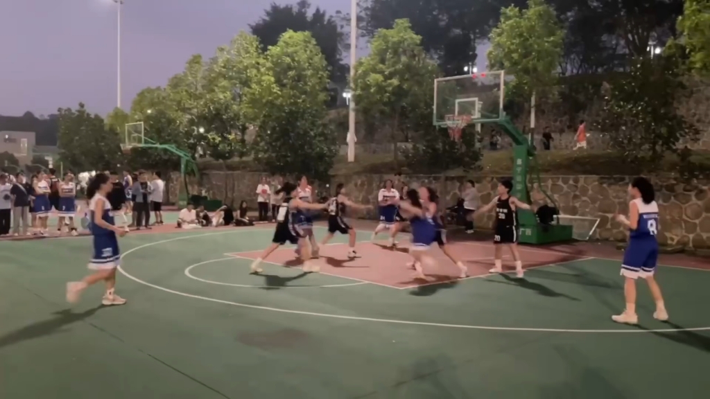 广西城市职业大学校运会篮球比赛女子组A队教育学院以40VS23战胜...