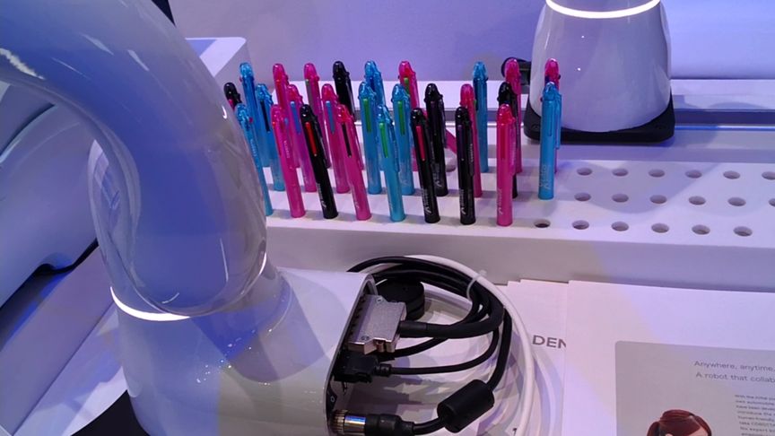 一只圆珠笔的制作过程,全流程均由机械臂完成