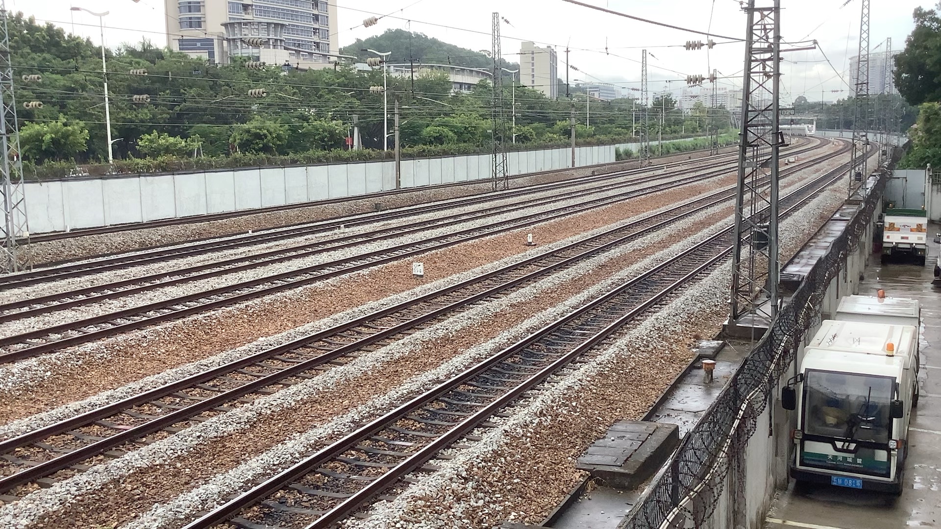 CRH1A型电力动车组通过