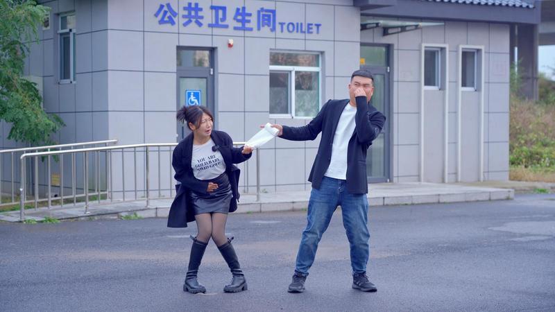 姑娘着急上厕所,没想看厕所小伙坐地起价,结局太逗了