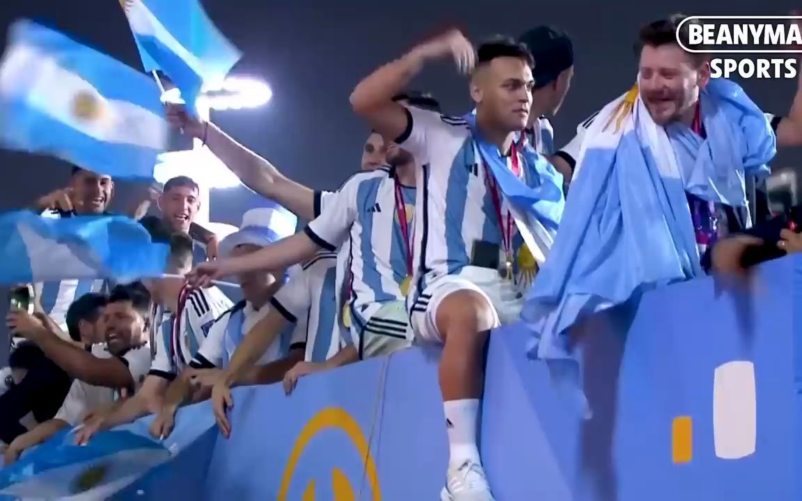 【歪国反应】世界杯结束后,梅西和阿根廷在卡塔尔举行敞篷巴士游行...