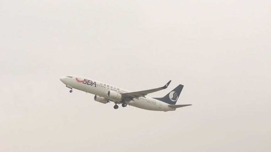 山东航空B737,机场围栏边近距离拍摄,飞机起飞离地直冲云霄