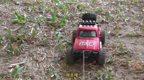 儿童益智动画:Jeep车和警车深陷泥坑,工程车能否成功救出?