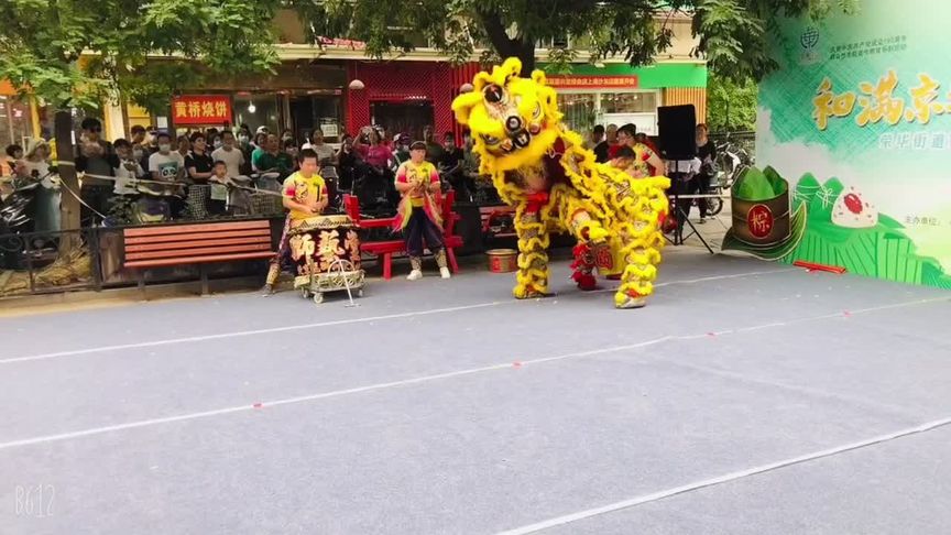 第一次在北方看舞狮表演,突然想起在南方的戏台