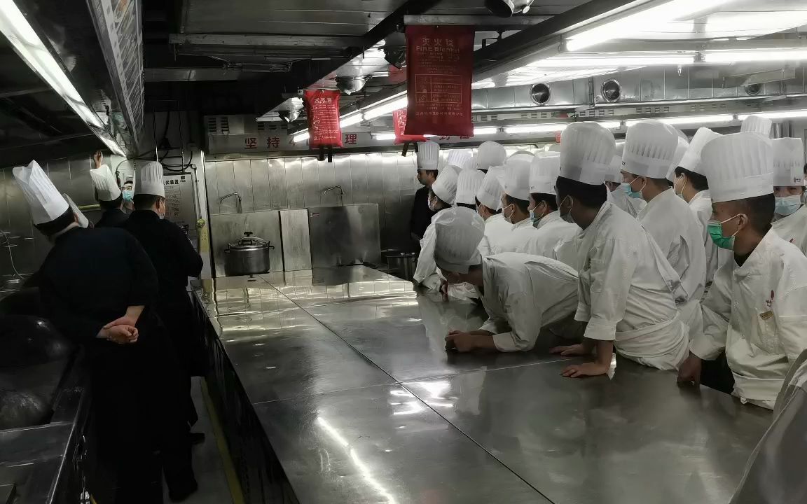 ...灭火设备安装完成以后,师傅现场进行培训讲解,让大家了解消防安全的...