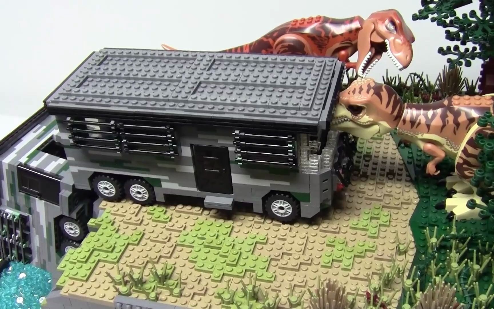 ...MOC:失落的世界-"越过边缘"(包括带有完整内部结构的移动实验室!)