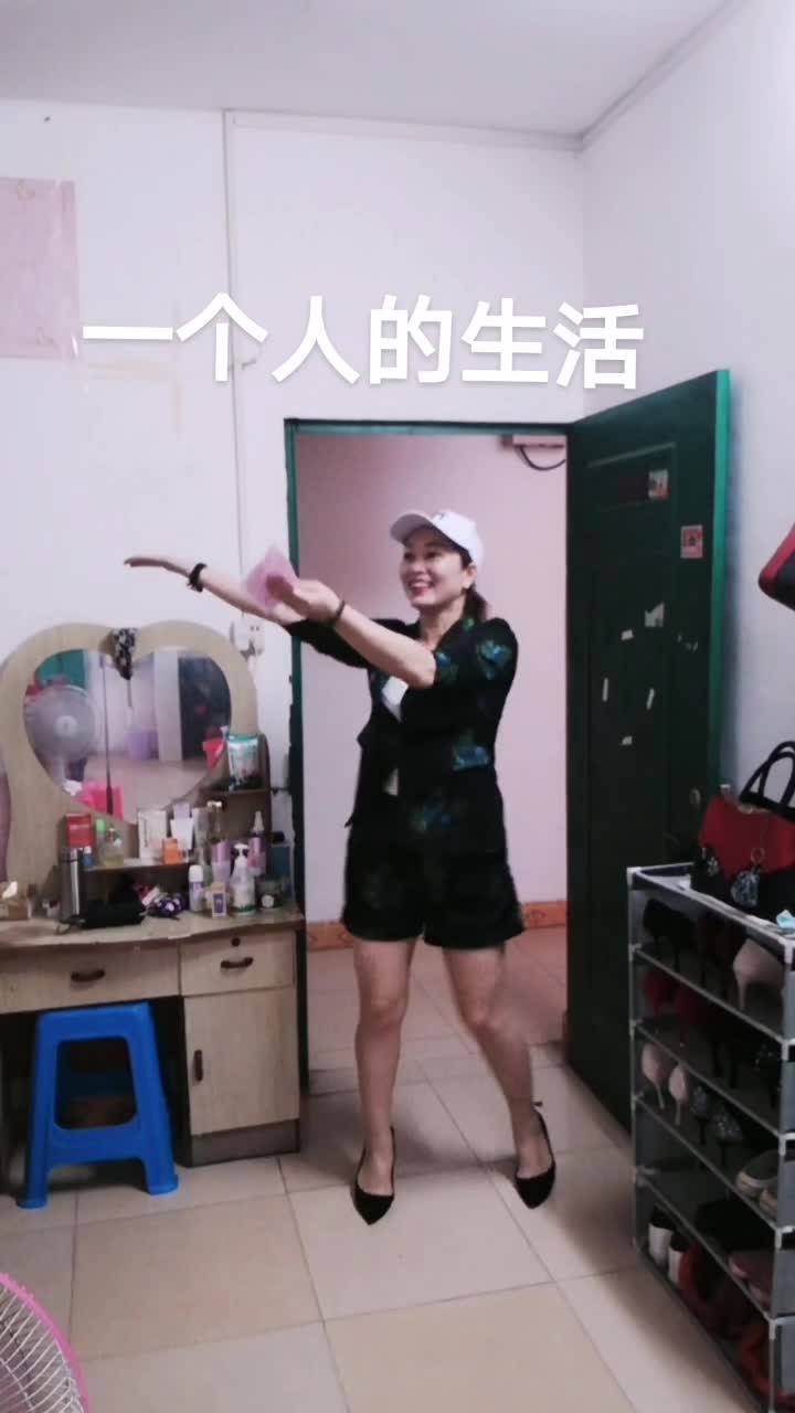 房东天天追我交房租:今天终于给你办了,一个月370,电费20,水费10,共(...