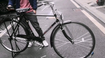 恭喜烧烤摊老板喜提二八大杠老式自行车!人帅车也帅,回头率百分百!祝:...