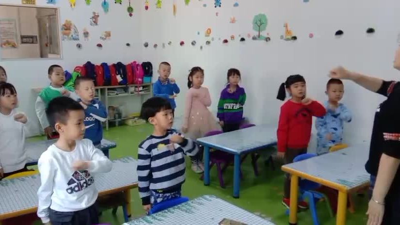 阳光幼儿园大班小朋友表演《弟子规》手势舞