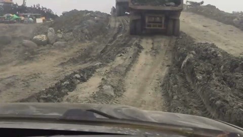 实拍缅甸会卡翡翠场口(二):缅甸华人开车体验泥泞不堪的道路!