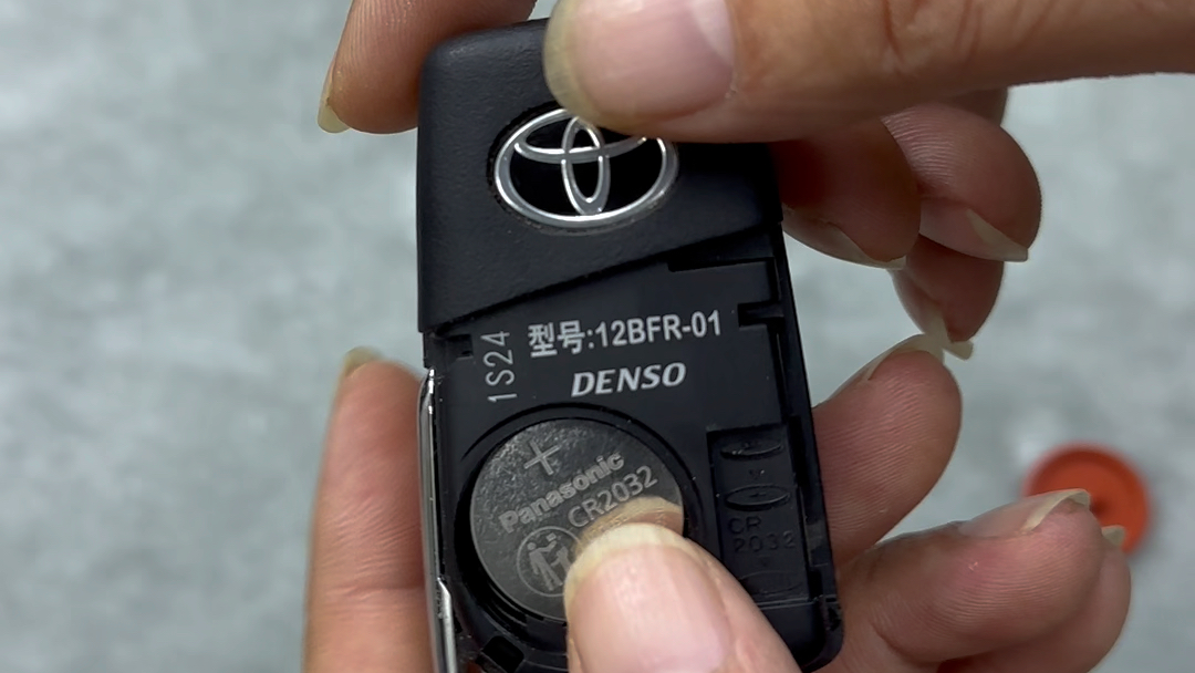 丰田锋兰达汽车钥匙电池更换方法和电池型号