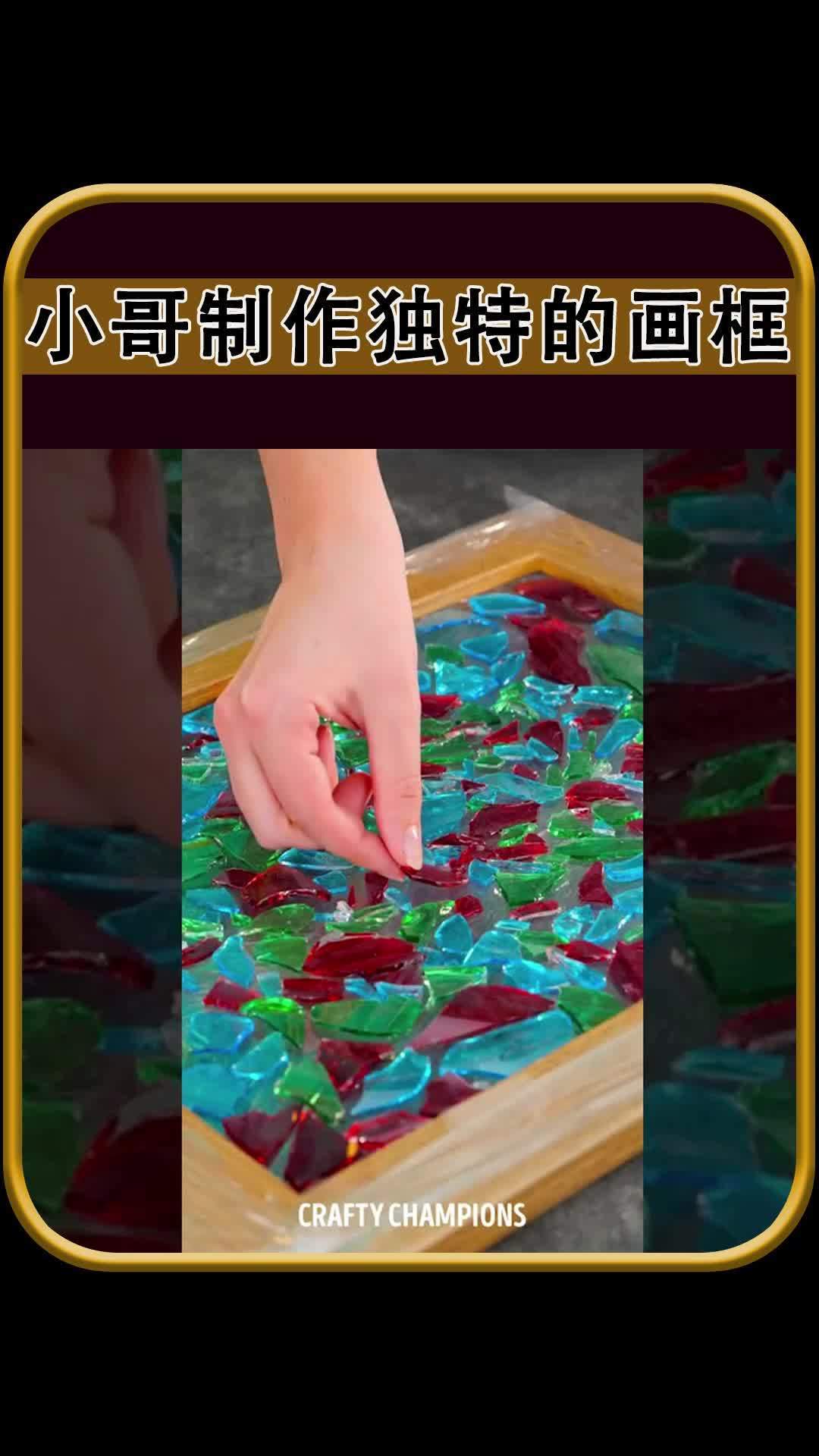 小哥制作独特的画框