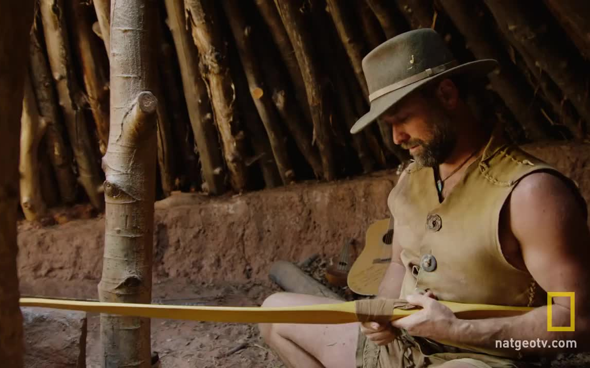 手工制作一把猎弓,自制弓箭。(野外生存)Making a Bow By Hand _ Live ...