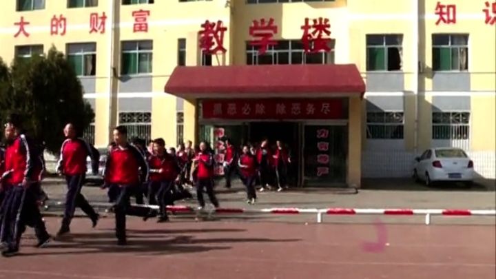 公安交警消防联合举办安全宣传进校园活动