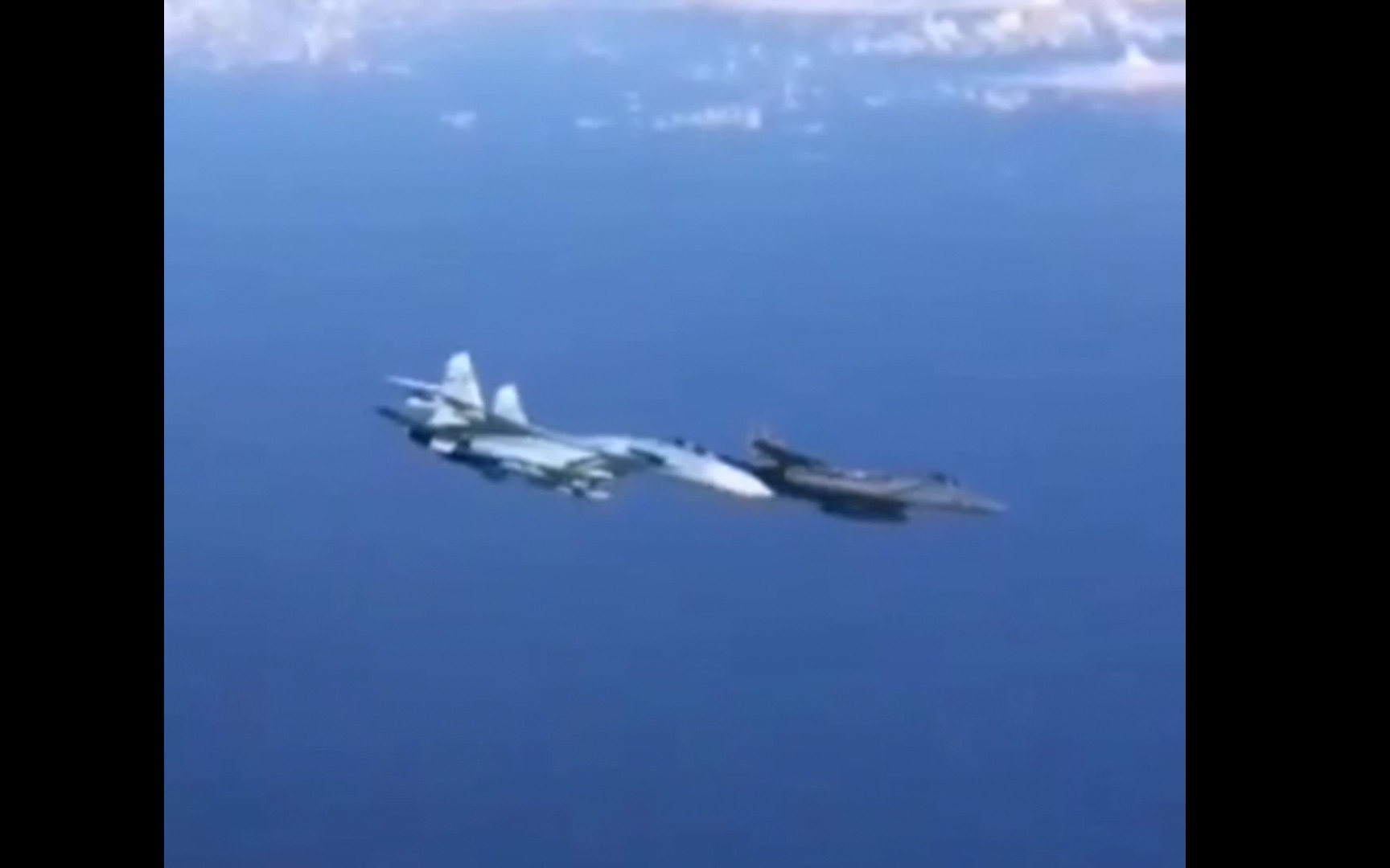 俄国空军公布用极端方式驱离美国F15的视频