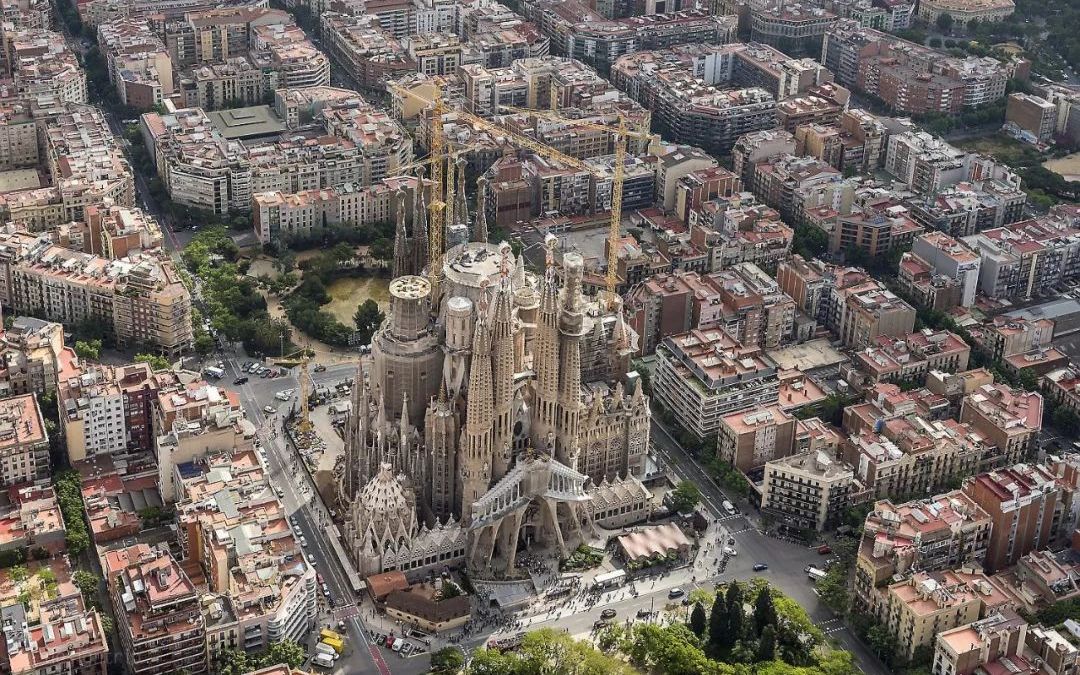 ...复杂空间的建筑,现代人们还得凭借高科技去实现封顶,建设了百年之久