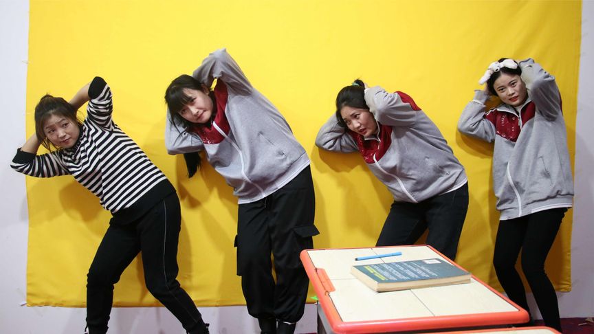 安全教育5:班级里同学们遇到地震该怎么办,看老师教你如何避难